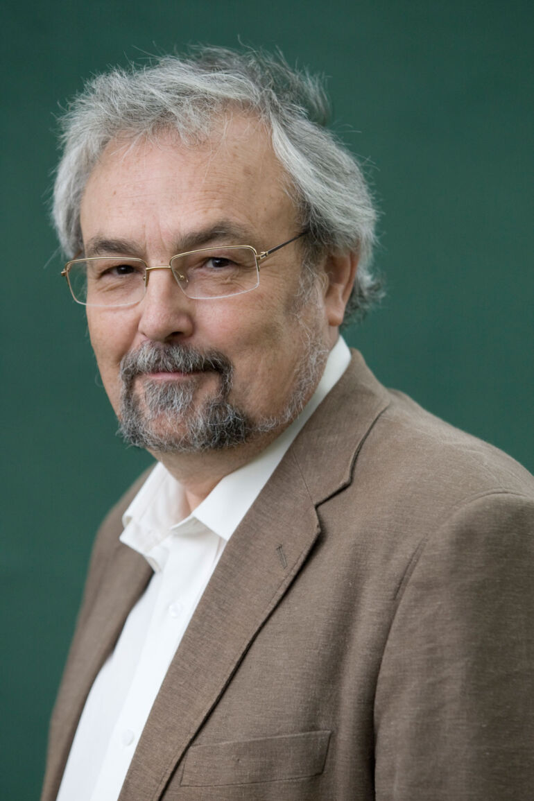 Professor Robin Dunbar Reveals It Takes 9 Minutes A Day To Maintain ...