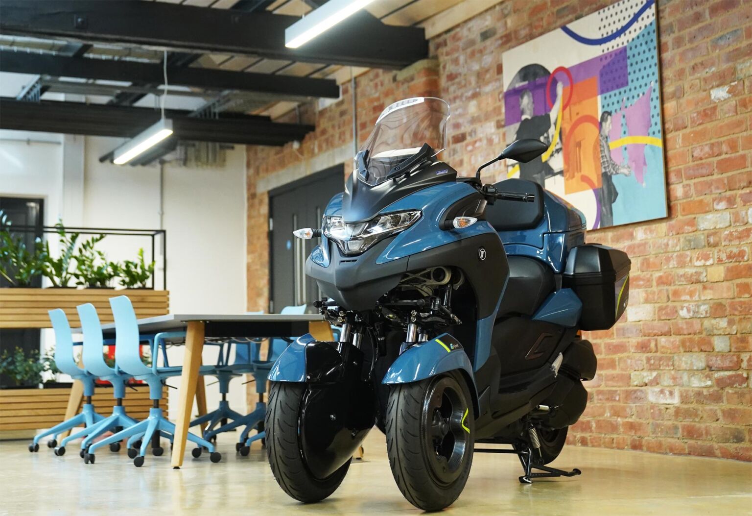 WMC300AE, White Motorcycle Concepts' Innovative Three-wheeled Hybrid Bike